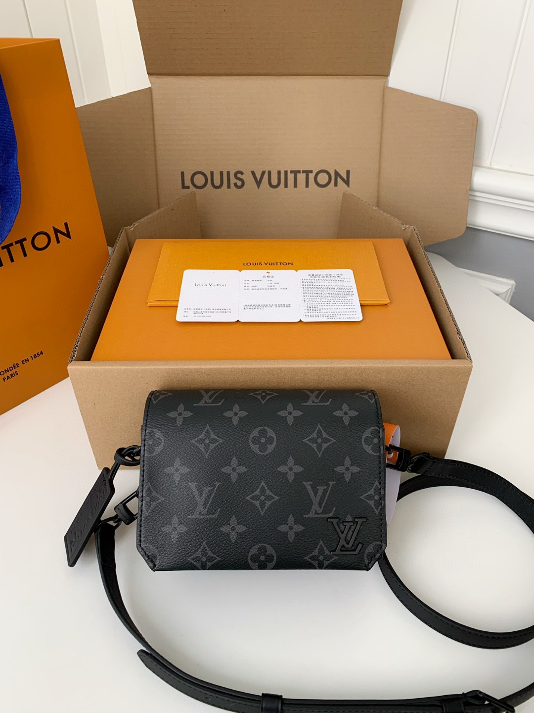 LV 翻蓋隨身錢包 專櫃價85000元